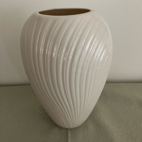 Lenox | Other | Lenox Mirage Porcelain Large Vase 85 X 65 Off White ...